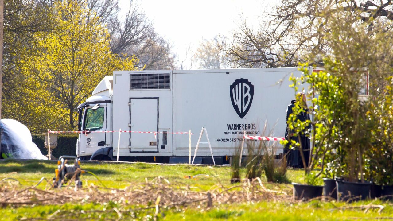 Foto Lokasi Syuting The Flash Perlihatkan Wayne Manor - Dafunda.com