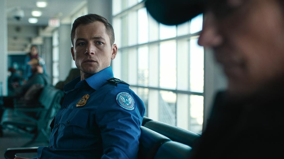 Sinopsis Carry-On, Film Action Thriller yang Trending di Netflix ...